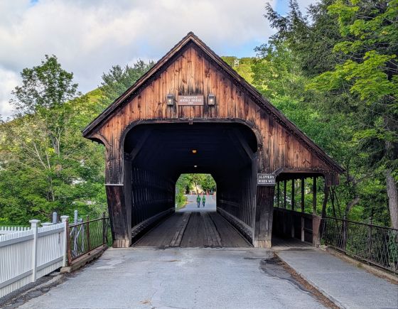 Quechee Gorge Trail, covered bridges in Woodstock, Vermont and Hanover ...